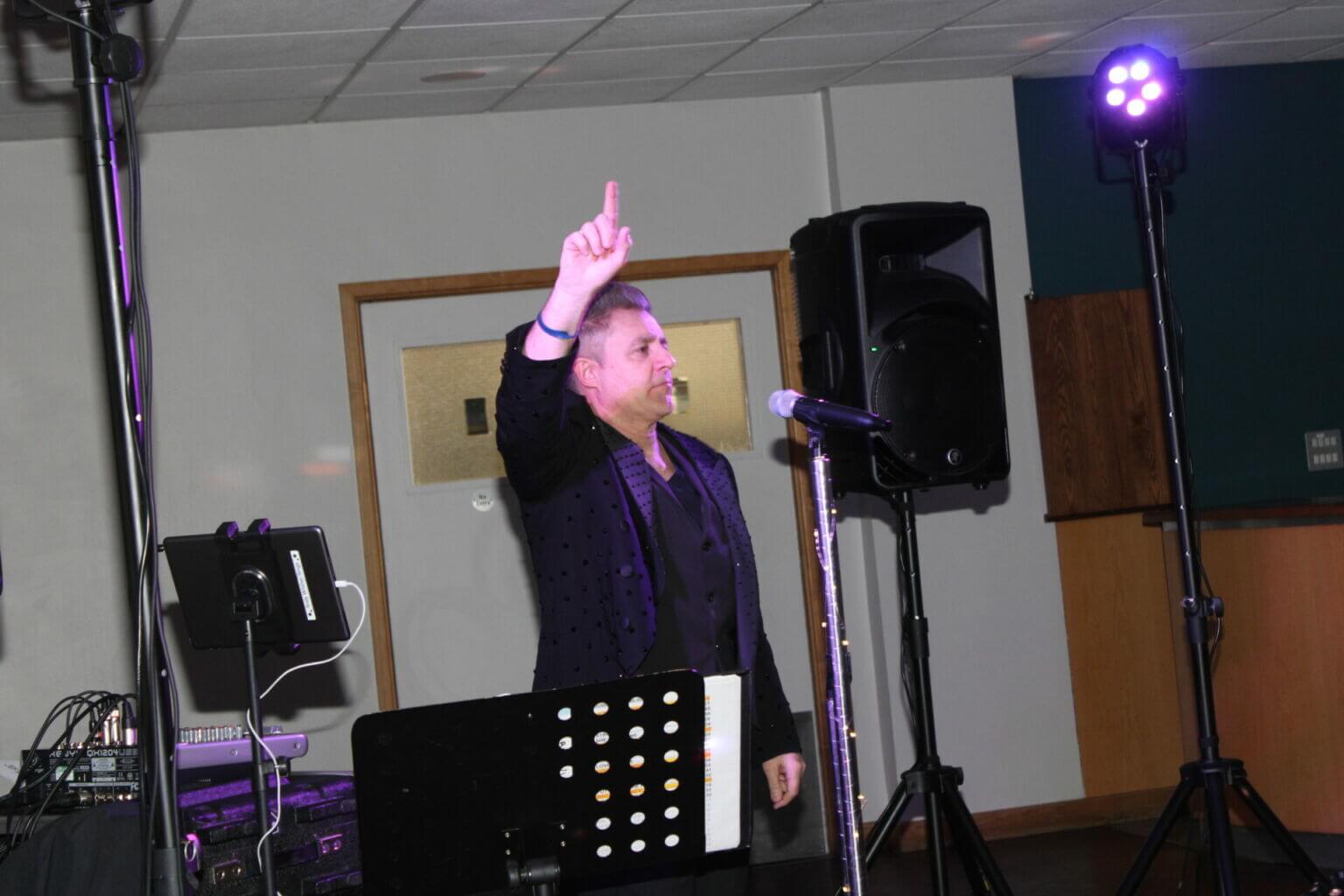 Chesfield Downs Golf Club Dinner Dance - Andy Wilsher Sings